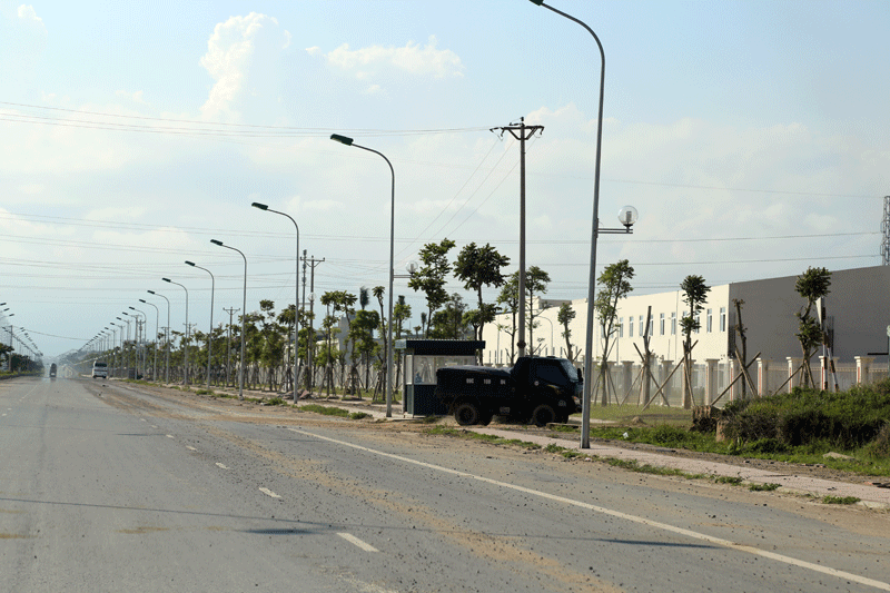 Tái diễn tình trạng xe quá tải "băm nát" đường KCN cảng biển Hải Hà ...